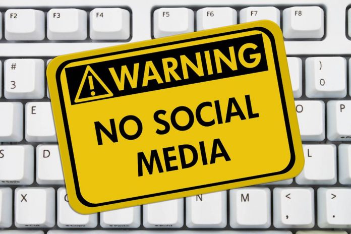 Pros and Cons of Banning Social Media Use at Work - Techicy